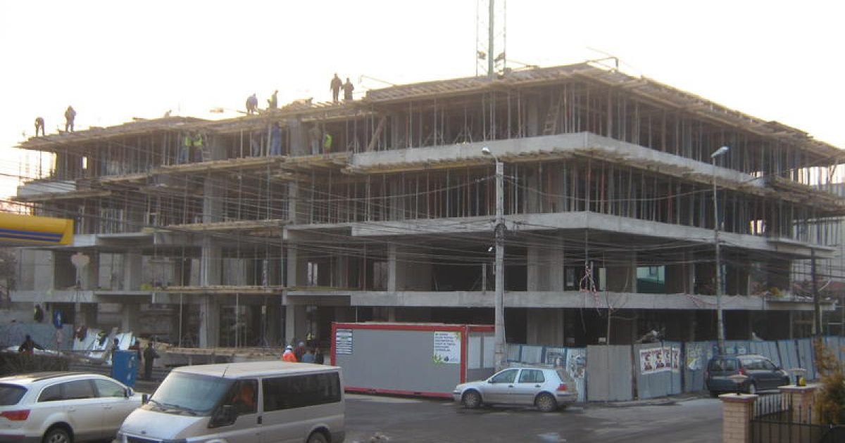 Protest faţă de construirea ilegală a unui bloc de şapte etaje ...