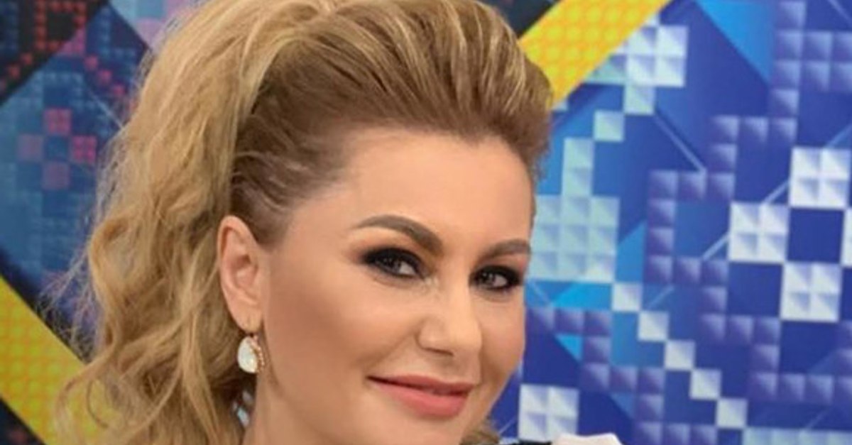 Ce intervenţii estetice au divele muzicii populare. Maria Constantin ...