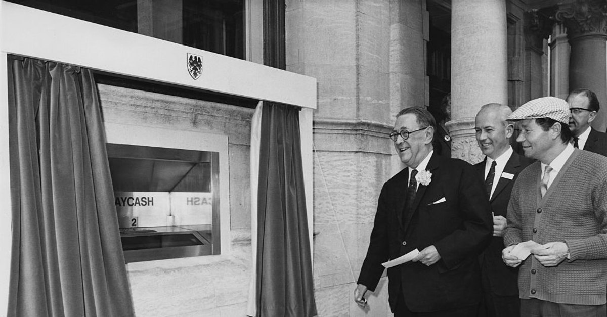Bancomatul a împlinit 52 de ani! Cum arăta primul ATM din lume și cine ...