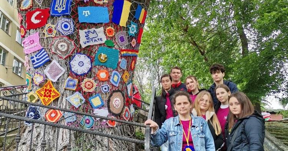 Copacul hippy din Tulcea: motivul pentru care un ulm de 150 de ani a ...