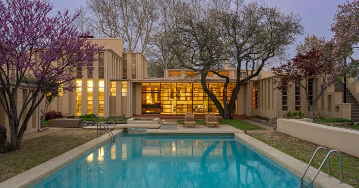 Una din cele mai mari case din lume a fost scoasă la vânzare. Cât ...