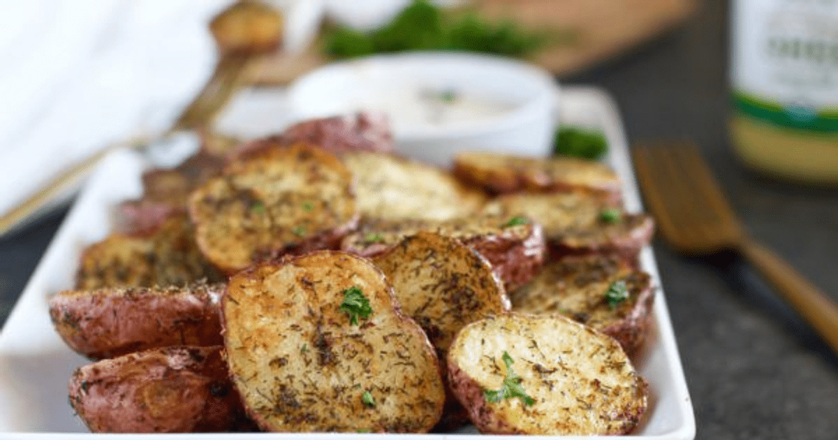 Cartofi roşii la cuptor, o garnitură crocantă şi gustoasă