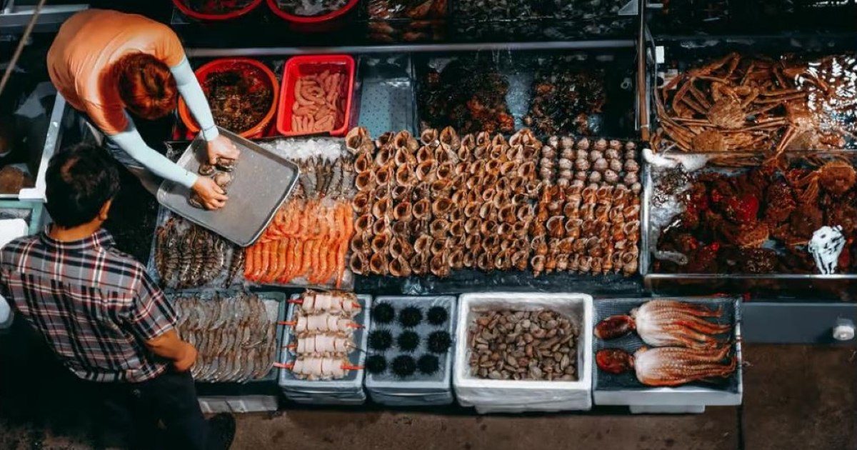 China interzice importurile de fructe de mare din Japonia. Ce condiţie ...