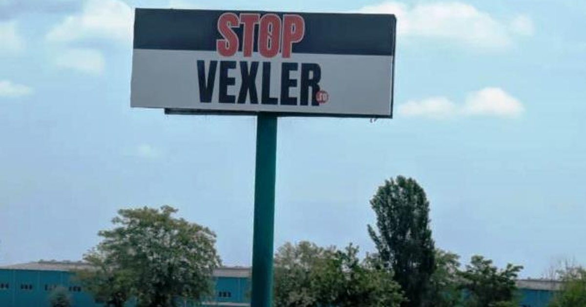 Au apărut panouri cu mesajul StopVexler pe DN1. CNCD se autosesizează ...