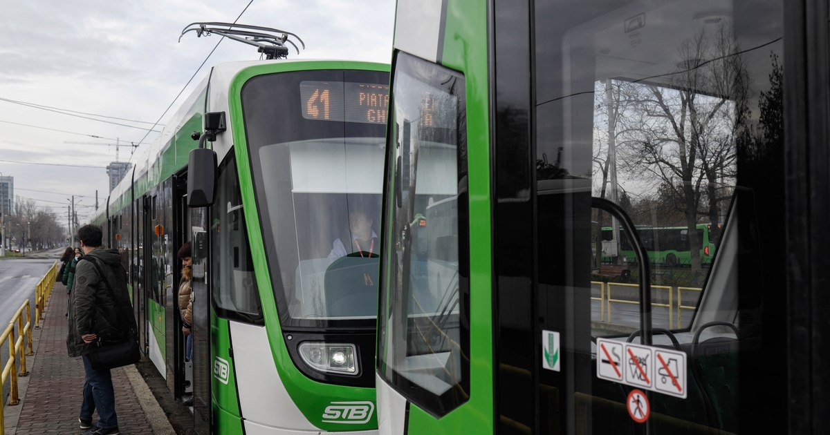 Tramvaiele noi de la Astra Arad au ieșit pe traseu. Nicușor Dan: Este ...