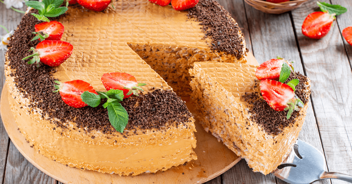 Tort delicios cu napolitane și nucă, un desert simplu de preparat