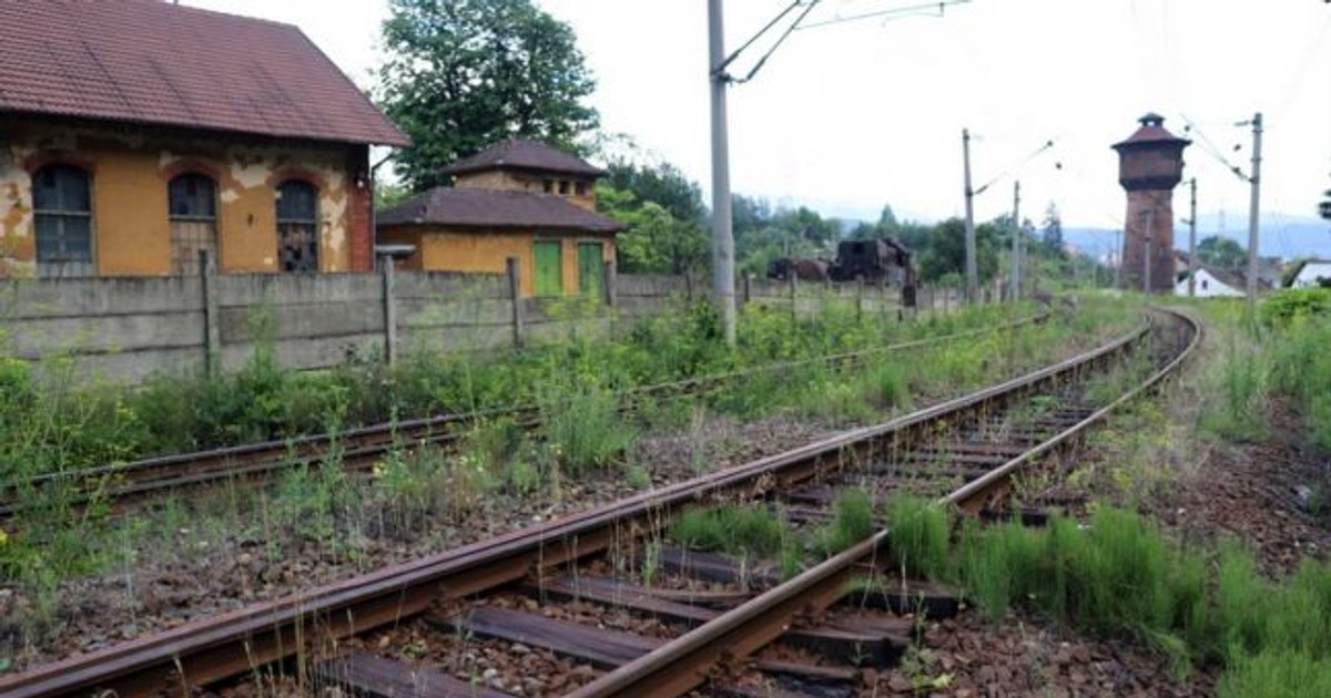 Calea ferată Simeria - Petroşani, veche de 150 de ani, este tot mai ...