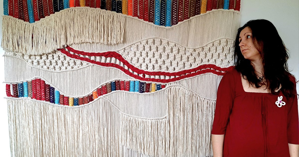 Decoruri uluitoare din macrameuri și mileurile bunicii. În mâinile ...
