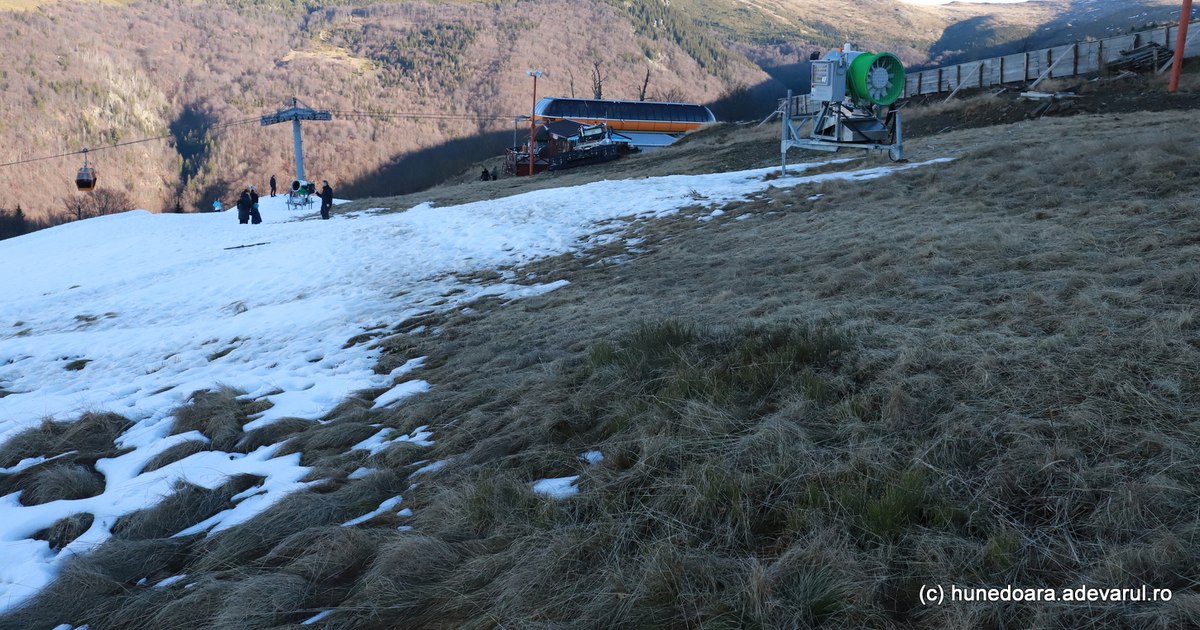 Orașul minier ajuns stațiune, dar fără turiști în lipsa zăpezii. Pasul ...