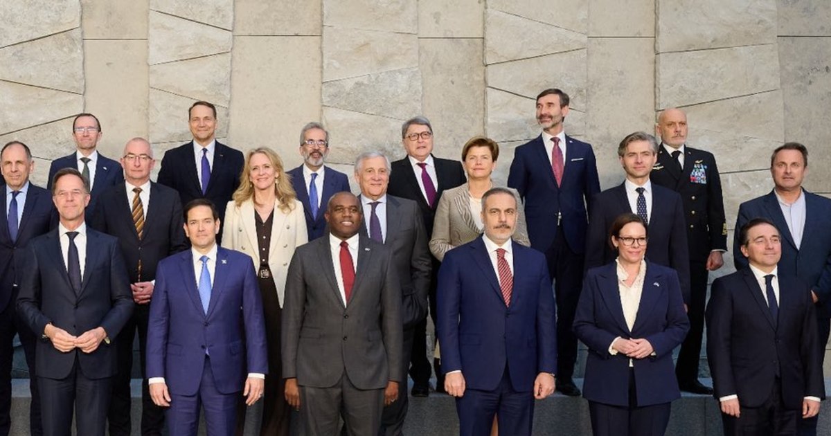 Emil Hurezeanu, gafă la reuniunea NATO: Ministrul a întârziat la poza ...