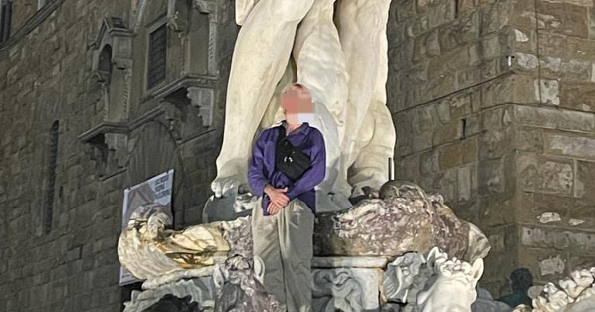 Un turist a stricat o fântână din Florența din secolul al XVI-lea. Voia ...