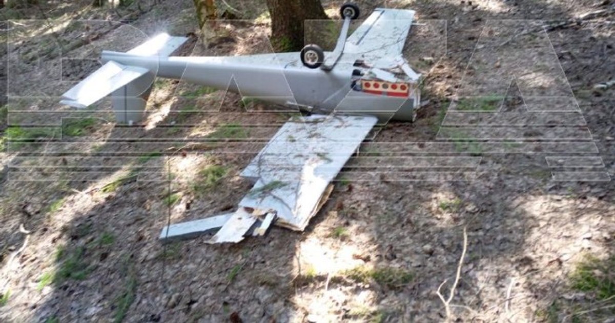 O dronă plină cu explozibili, găsită într-o pădure din apropiere de ...