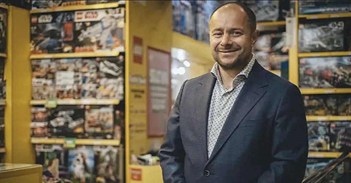 El are cea mai mare colecţie de LEGO din lume. Câte seturi a reușit să ...