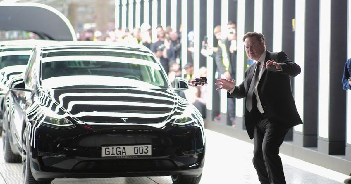 Ce face Elon Musk cu toți banii pe care îi are. „Trăiește uneori sub ...