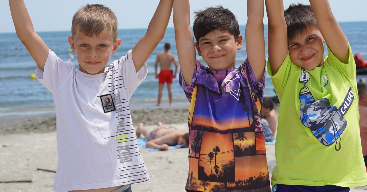 Copilul care a văzut marea pentru prima dată: „Aș putea să rămân aici o ...