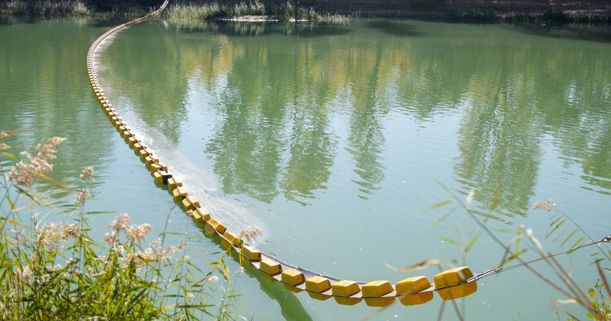 Cea mai mare barieră plutitoare pentru PET-uri, instalată la vărsarea ...