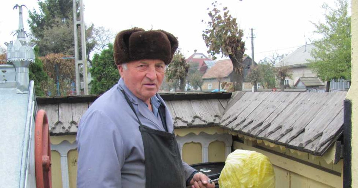 SUCEAVA FOTO Trei kilograme de varză, cât un sul de hârtie igienică ...