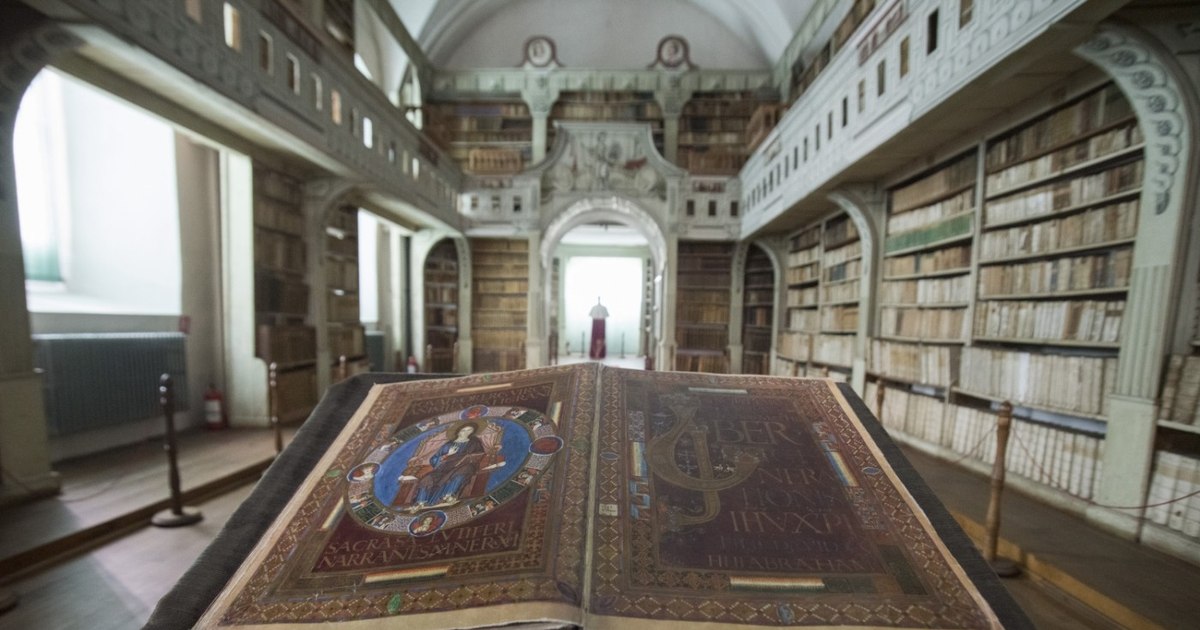 Faimosul manuscris medieval Codex Aureus de la Biblioteca Batthyaneum ...