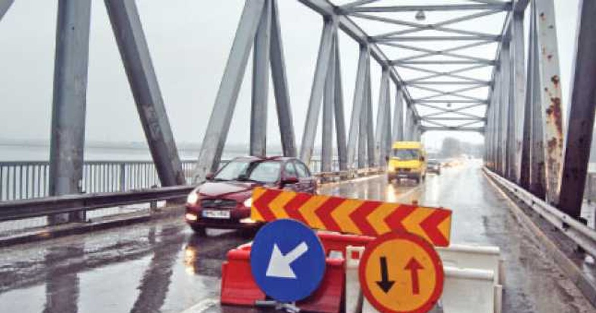 Podul peste Olt, traversat în ture | adevarul.ro