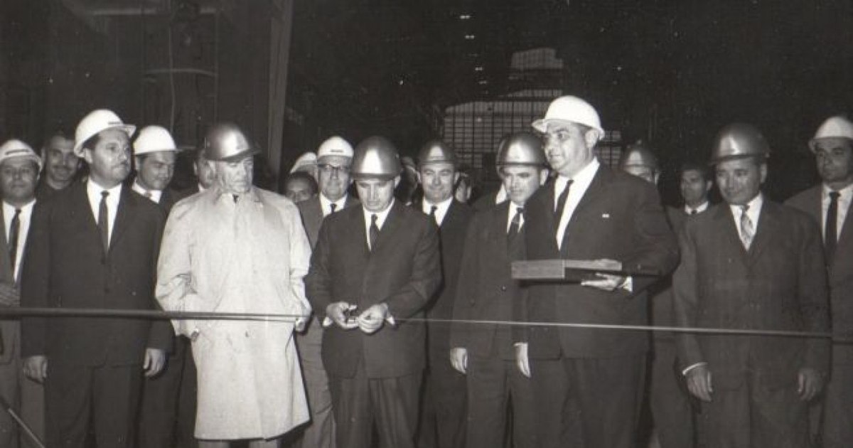 Momentul când Ceauşescu taie panglica la SIDEX Galaţi. A trecut de ...