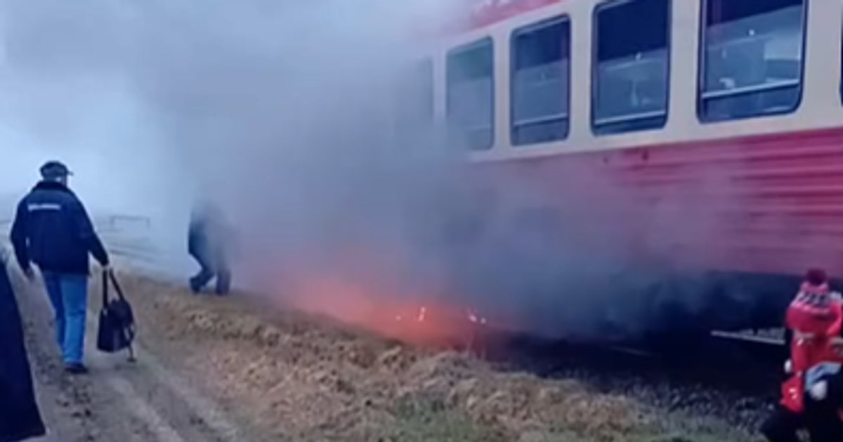 Un tren de călători a luat foc în mers pe ruta Arad-Nădlac. Zeci de ...