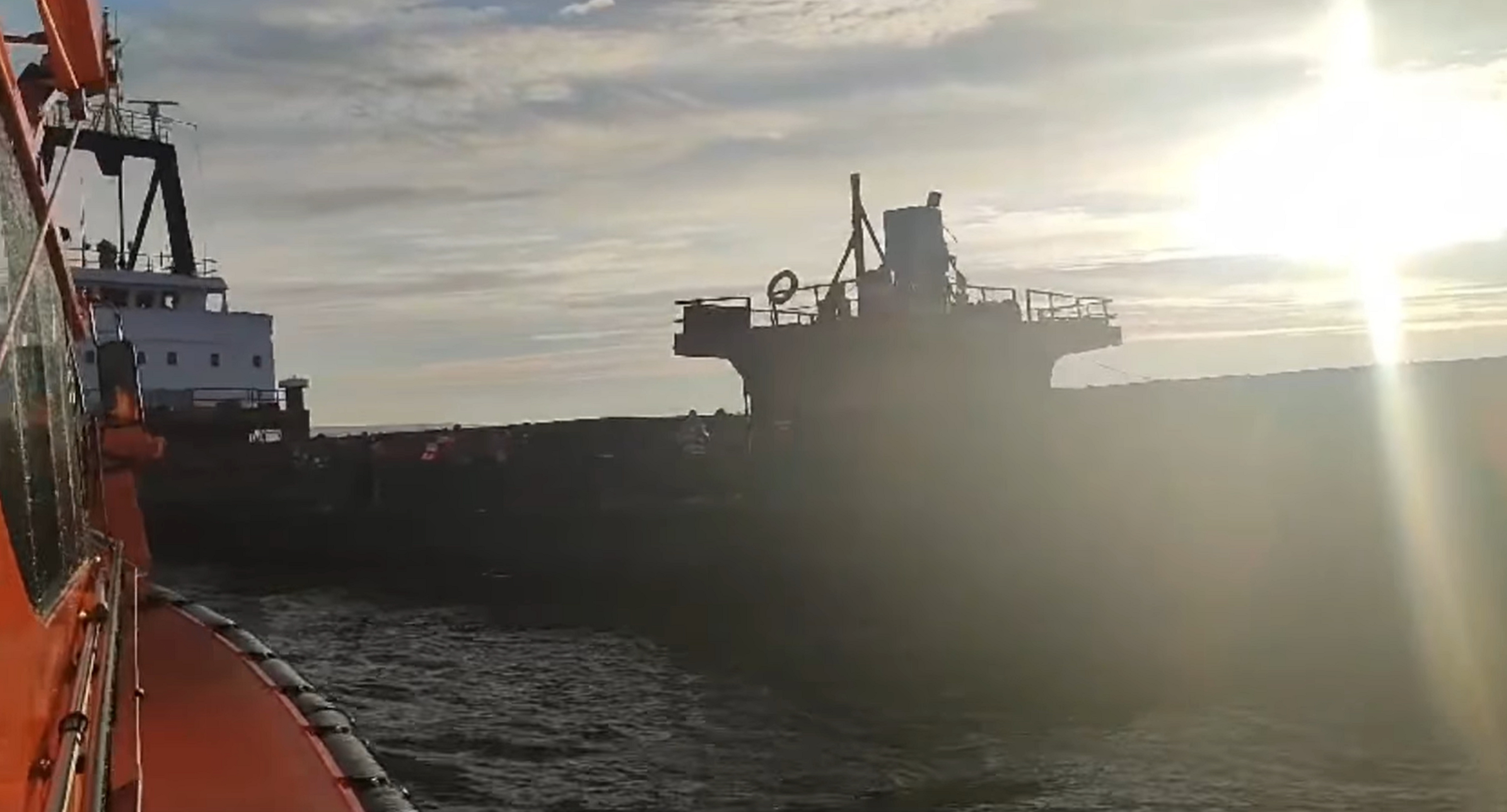 VIDEO UPDATE Alertă la Sulina. O navă ar fi lovit o mină marină și a ...