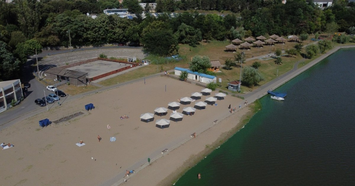 Plajă redată turismului, la Tulcea. Se află pe malul lacului, are ...
