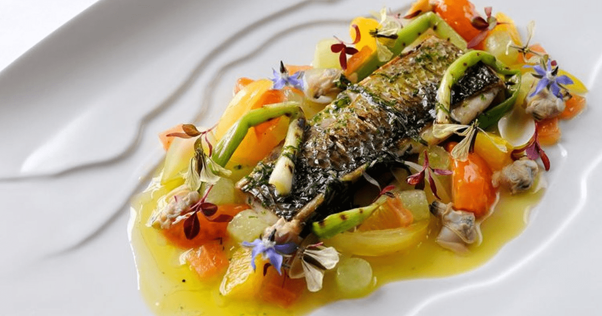 Chefal prăjit cu legume în sos vierge