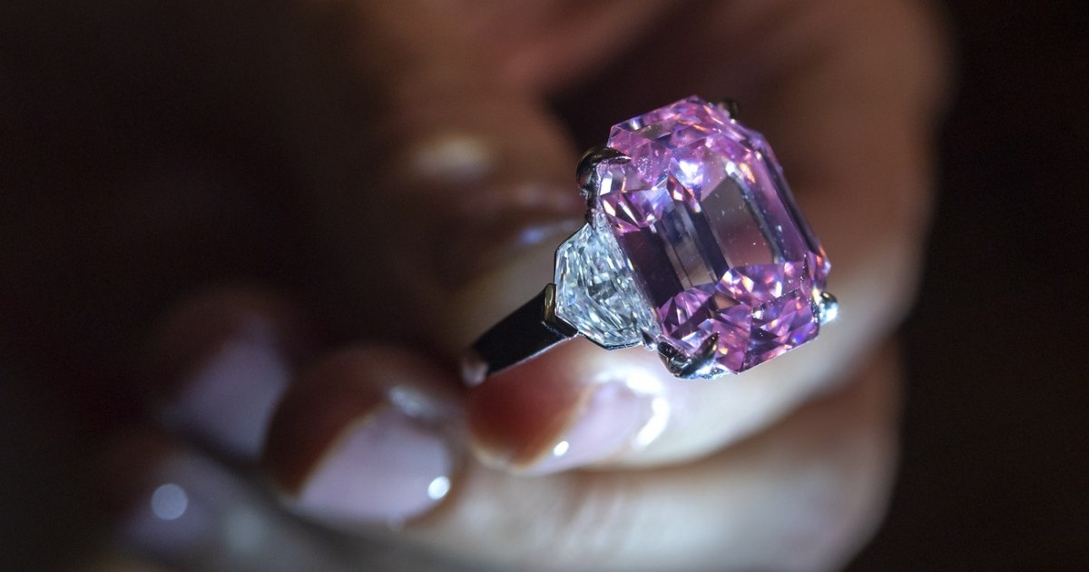 Un diamant roz unic în lume ar putea spulbera recordurile la licitaţia ...