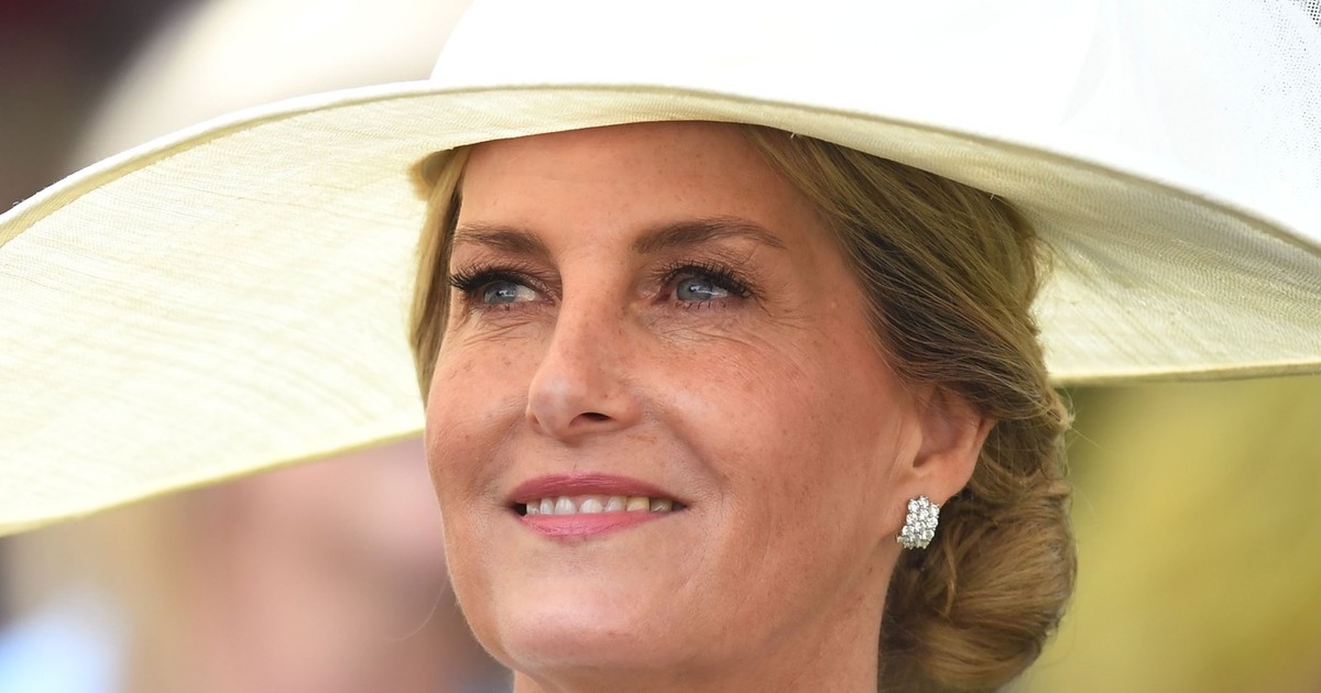 Alb ca-n ziua nunții. Ducesa Sophie, diafană la Royal Ascot, la ...