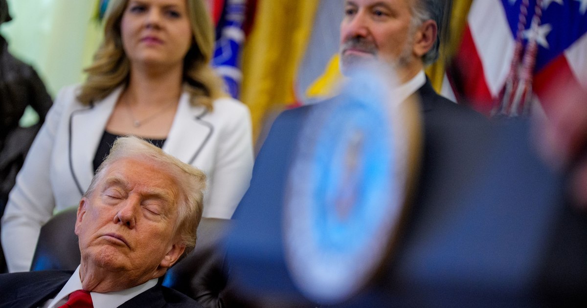 Imagini virale cu Trump surprins dormind în timpul conferinţei în care ...