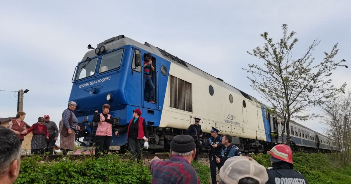 Tren CFR cu 350 de călători lăsat într-o haltă, fără locomotivă, timp ...