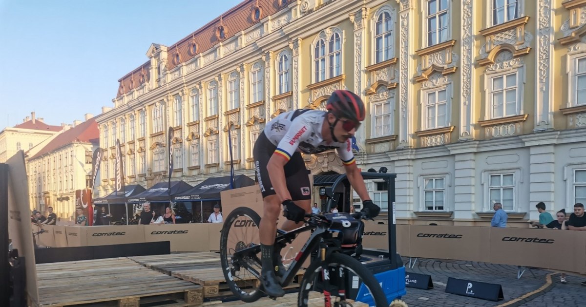 Spectacol de mountain bike urban în Piaţa Unirii din Timişoara. Cel mai ...