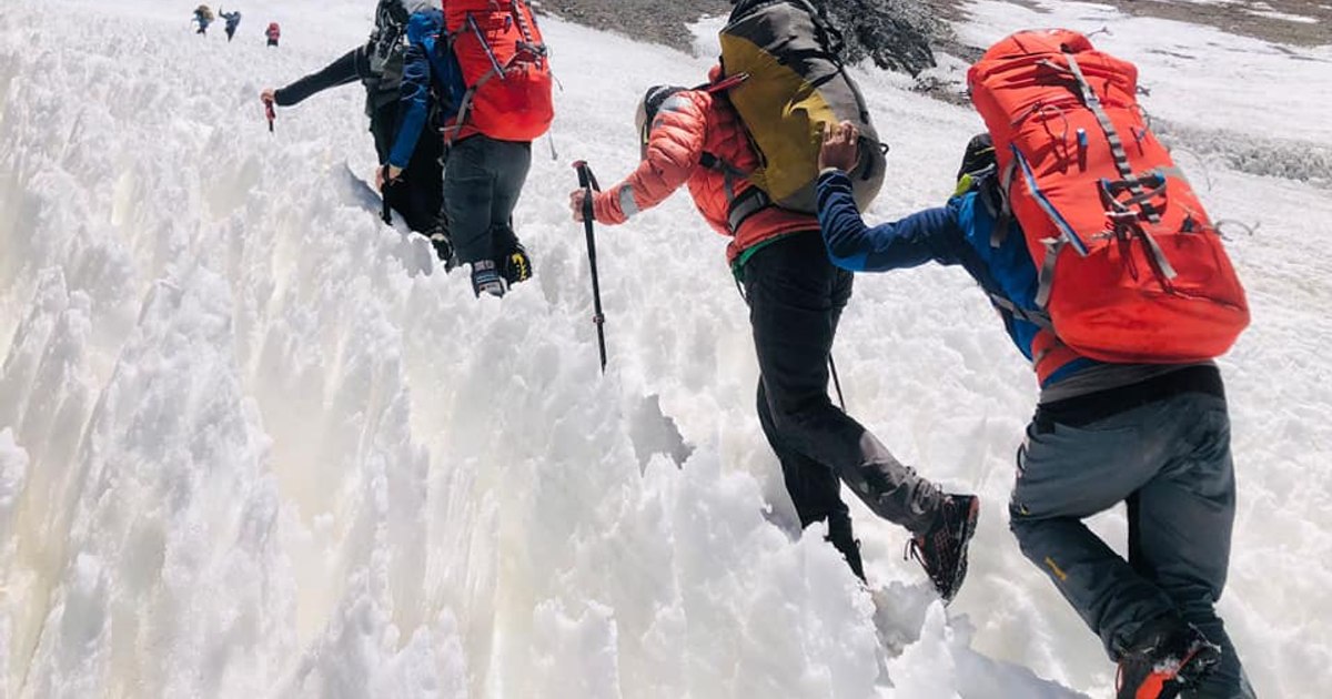 Premieră istorică. Doi români nevăzători au ajuns pe Vârful Aconcagua ...