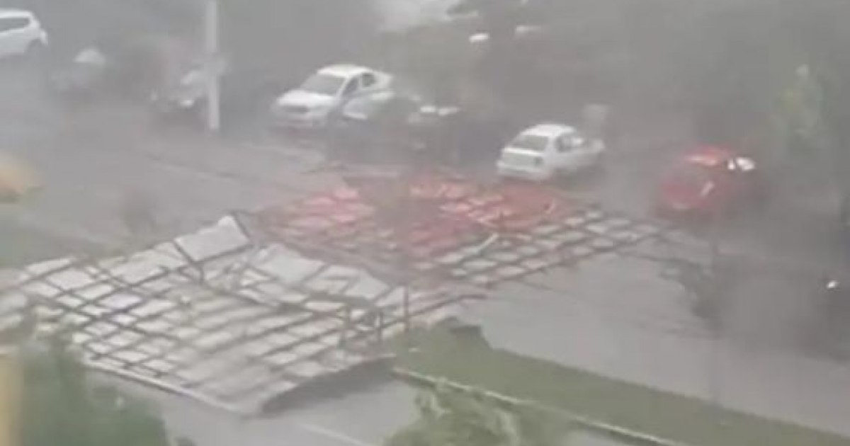 Furtună puternică la Craiova: acoperişuri luate de vânt, copaci ...