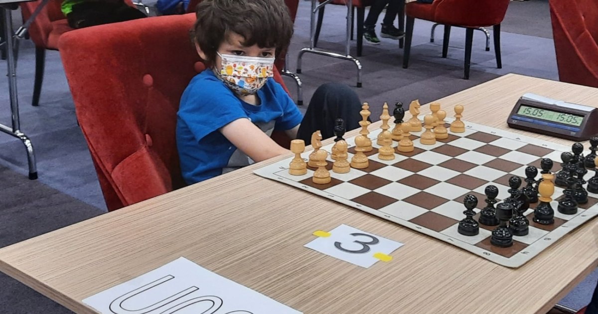 Copil-minune al şahului. La doar 8 ani, Vladimir învinge adulţi în ...