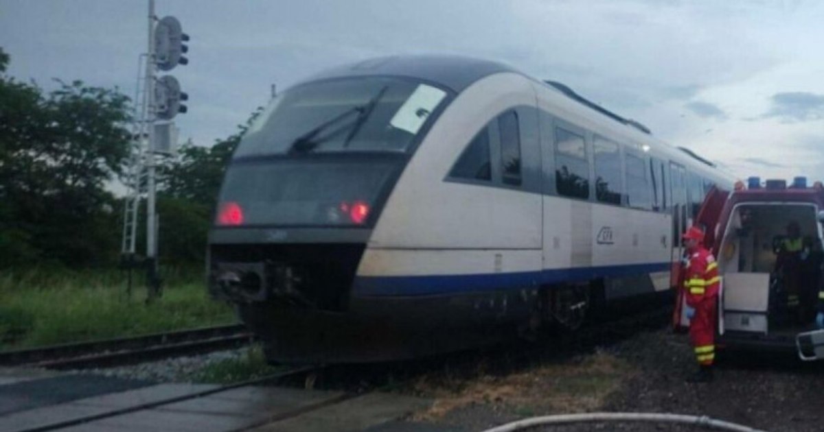 Motorul unui tren de călători, în care se aflau 60 de persoane, a luat ...