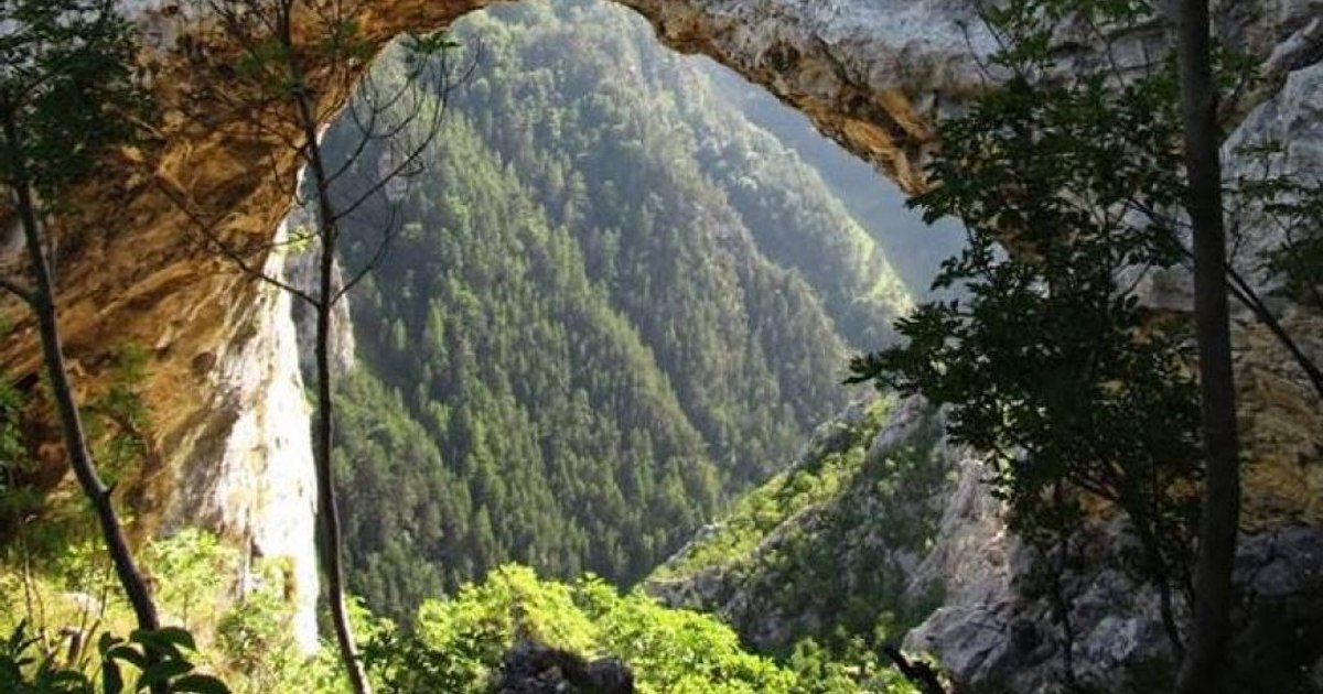 FOTO Portalul spectaculos din Cheile Întregalde, rezervaţia naturală ...
