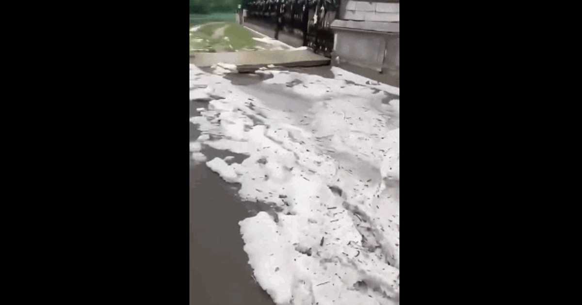 Potop în județul Iași. Cod roșu, străzi inundate, copaci rupţi și ...