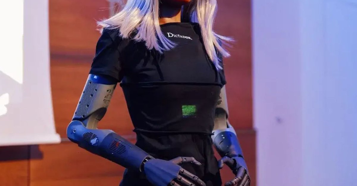 Ea e Mika, primul robot-șef: „Muncesc non-stop pentru companie!”