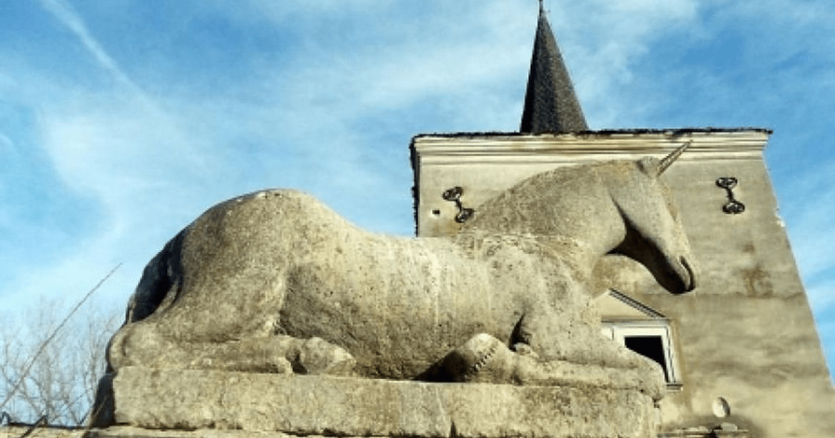 Castelul Kornis, ruinele păzite de inorogi