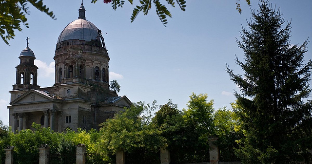 FOTO Mausoleul de la Bobda, construit în 1860, se prăbuşeşte sub ...