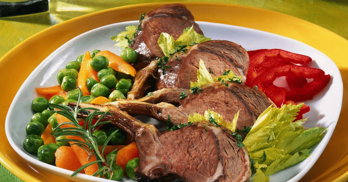 Coaste de miel cu legume sotate