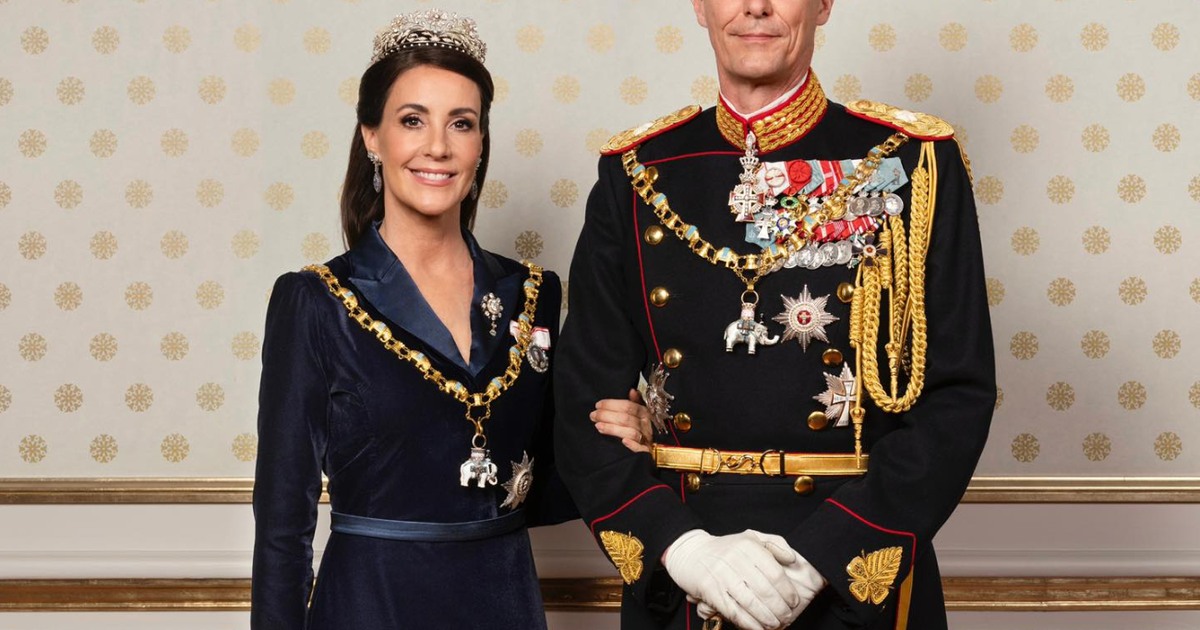 Prințesa Marie a Danemarcei, cu tiara de nuntă și rochie de catifea în ...