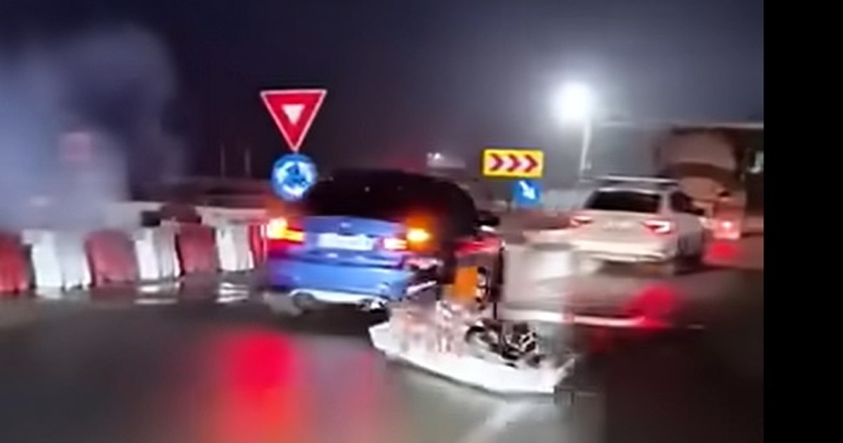 Un șofer a făcut drifturi cu un sicriu legat de mașină. În coșciug se ...