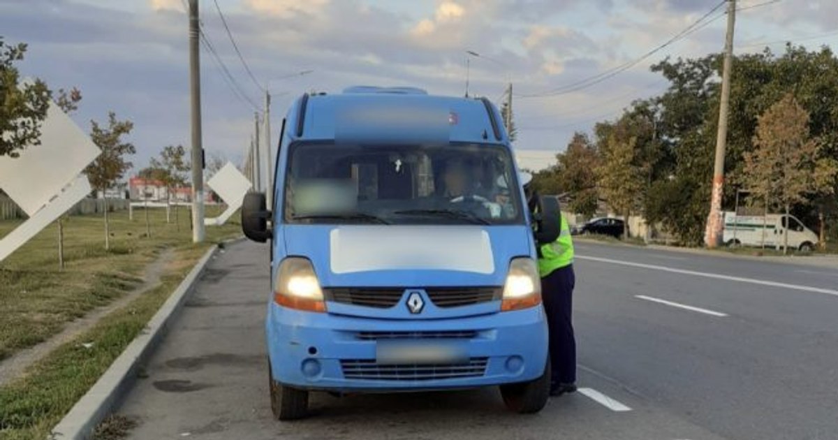 Șoferul unui microbuz de călători, băut în trafic. A rămas fără permis ...