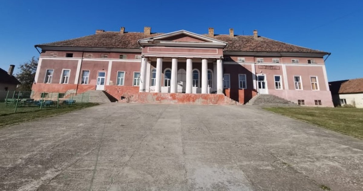 Conacul familiei Mocioni, vechi de aproape trei secole, restaurat cu ...