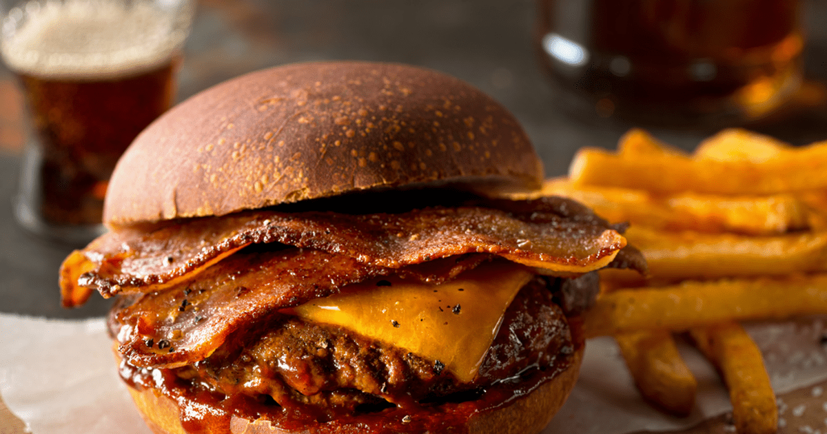 Reţetă în paşi. Hamburger suculent cu bacon crocant