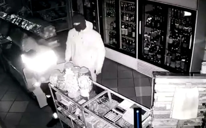 Trei indivizi cu cagule au jefuit un magazin alimentar din Târgovişte ... Trei indivizi cu cagule au jefuit un magazin alimentar din Târgovişte ...