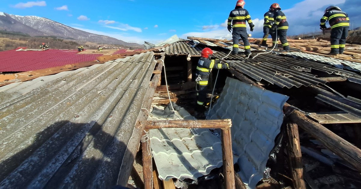 Ravagiile provocate de vijelii: case inundate, autoturisme avariate ...